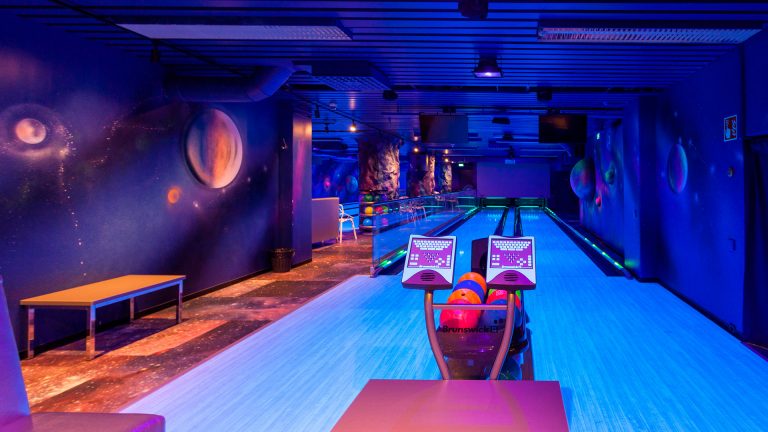 Space Bowling & Billiards Oulu